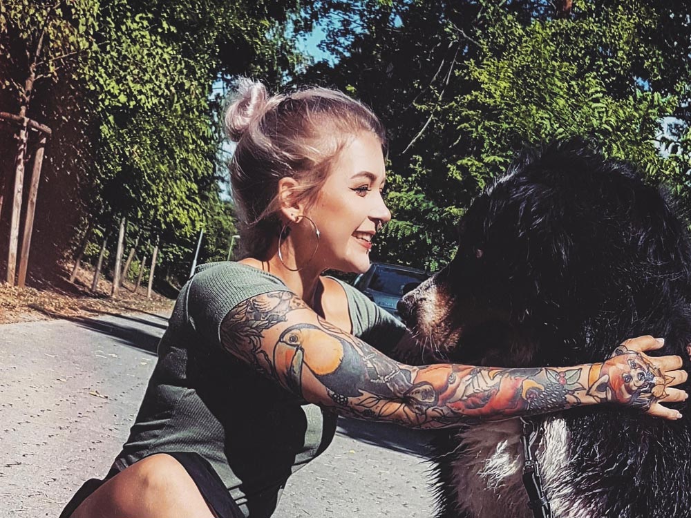 Hautnah: Julie May und ihre Lieblingstattoos – Feelfarbig