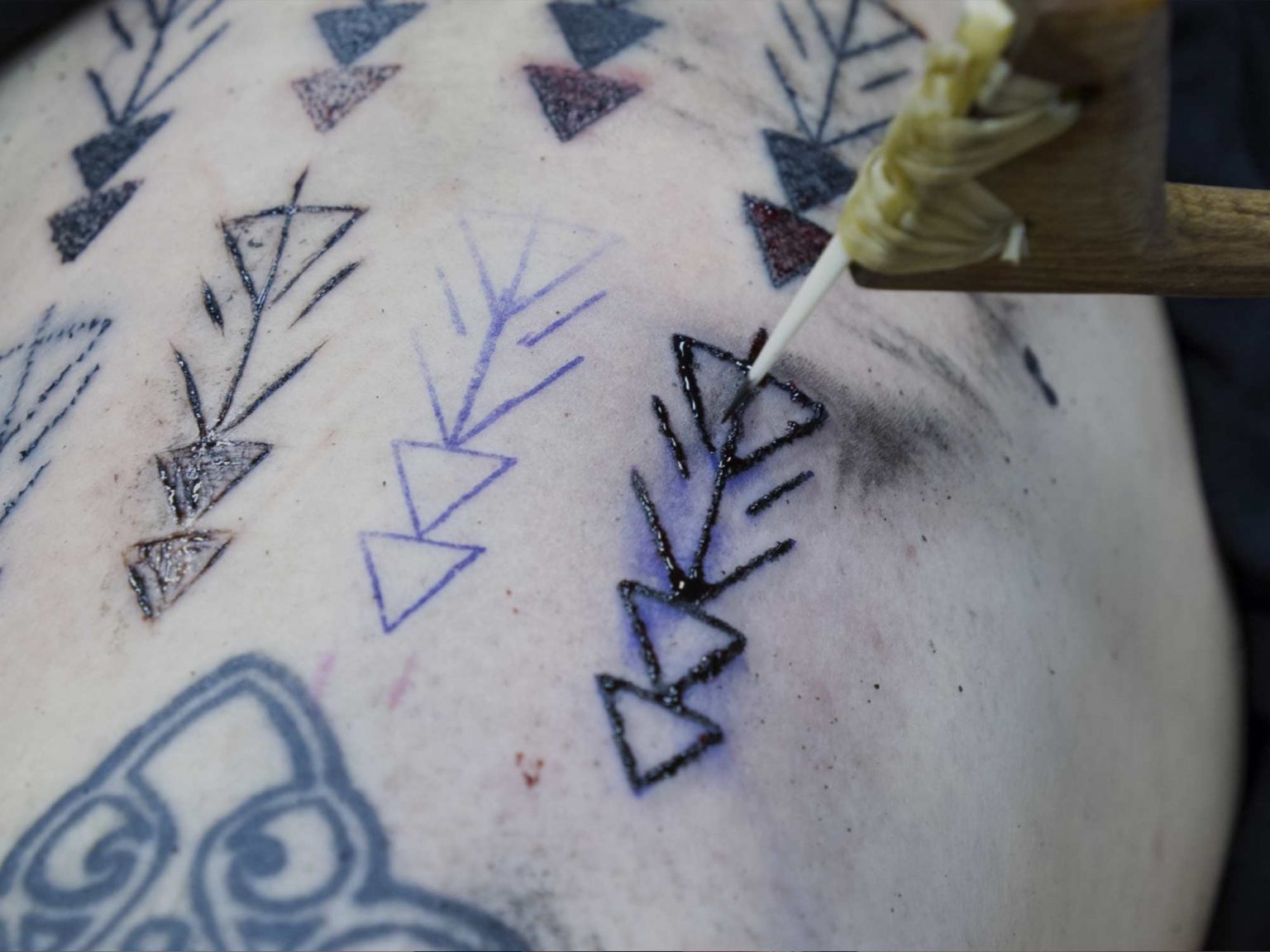 Traditionelle Tattoo-Werkzeuge und Techniken – Feelfarbig